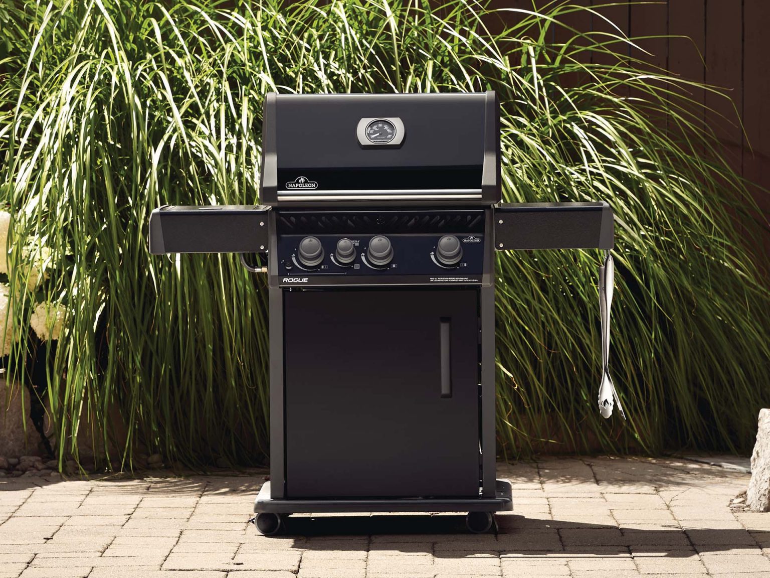Napoleon Rogue® XT Series - BBQs Plus